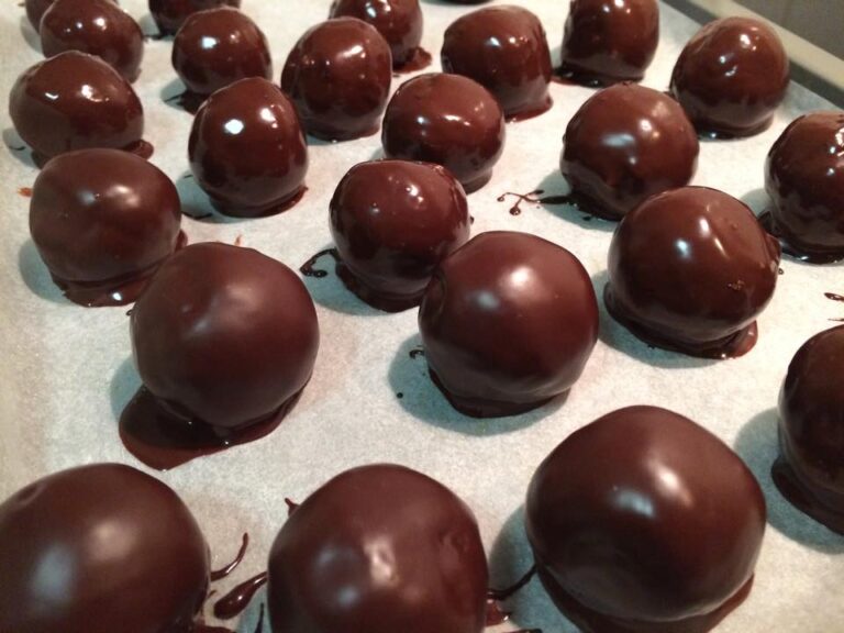 Mini Christmas Pudding Balls With White Chocolate Sauce Recipe - The ...