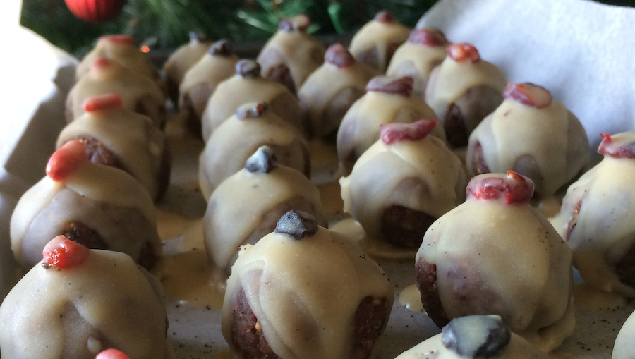 Mini Christmas Pudding Balls With White Chocolate Sauce Recipe - The ...
